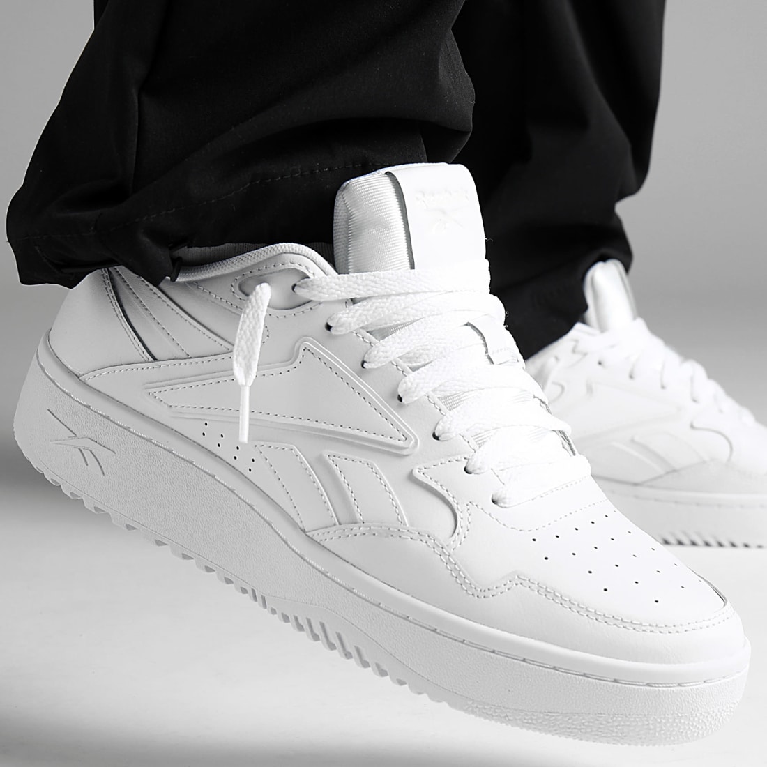 Reebok - Baskets ATR Chill 100200461 White - LaBoutiqueOfficielle.com