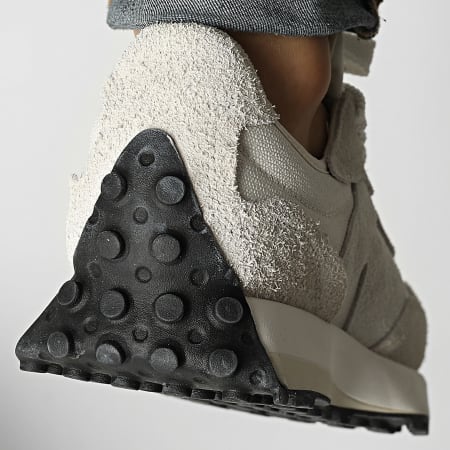 New Balance - Baskets 327 U327WTH Beige - LaBoutiqueOfficielle.com
