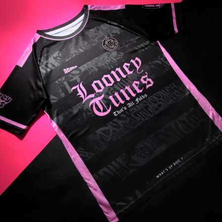 Looney Tunes - Camiseta Collector Jersey Bugs Bunny Back Negro Rosa - Ryses