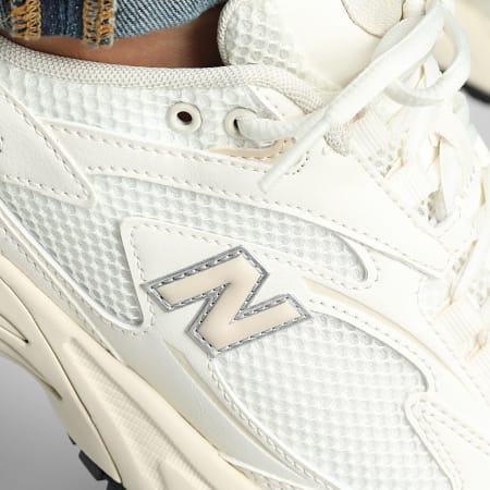New Balance - Baskets 725 ML725CH White Beige - LaBoutiqueOfficielle.com